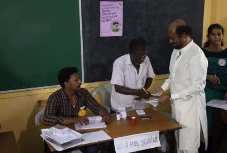 வாக்குபதிவின் போது ரஜினிக்கு வலது கை விரலில் மை: தேர்தல் அதிகாரிகளின் ...