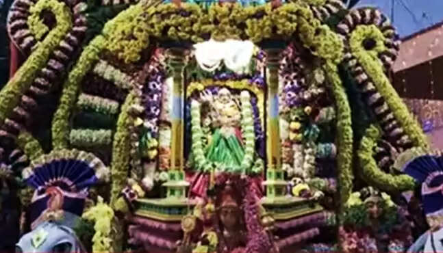 ஆனைமலை மாசாணி அம்மன் கோவில் குண்டம் திருவிழா: தீ மிதித்து ...